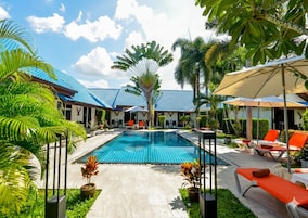 Piscina externa, guarda-sóis, espreguiçadeiras