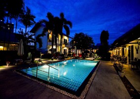 Fachada da propriedade à noite