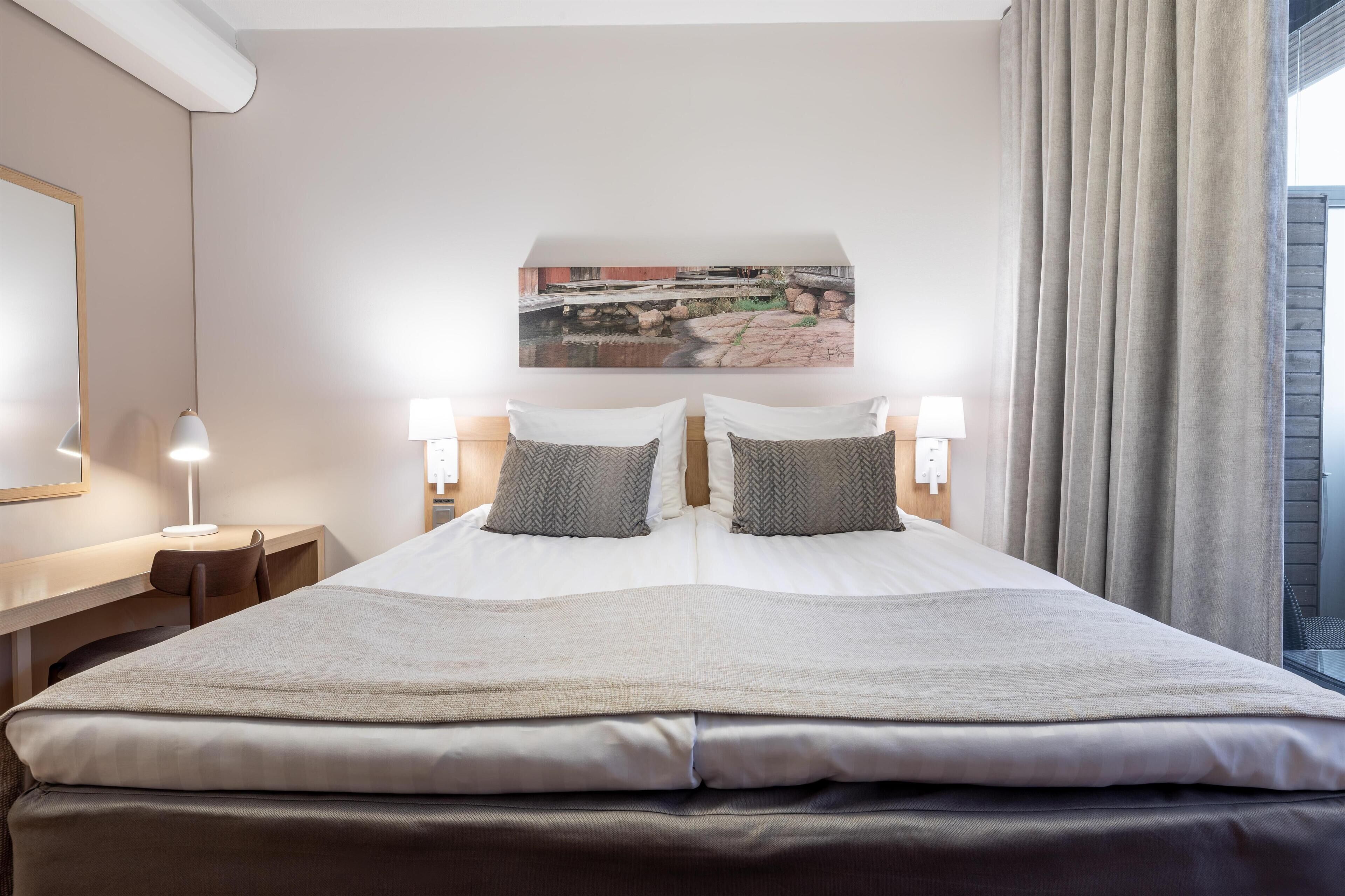 Quarto Superior, 1 cama queen-size, varanda | Roupa hipoalergénica, minibar, cofre no quarto, secretária 