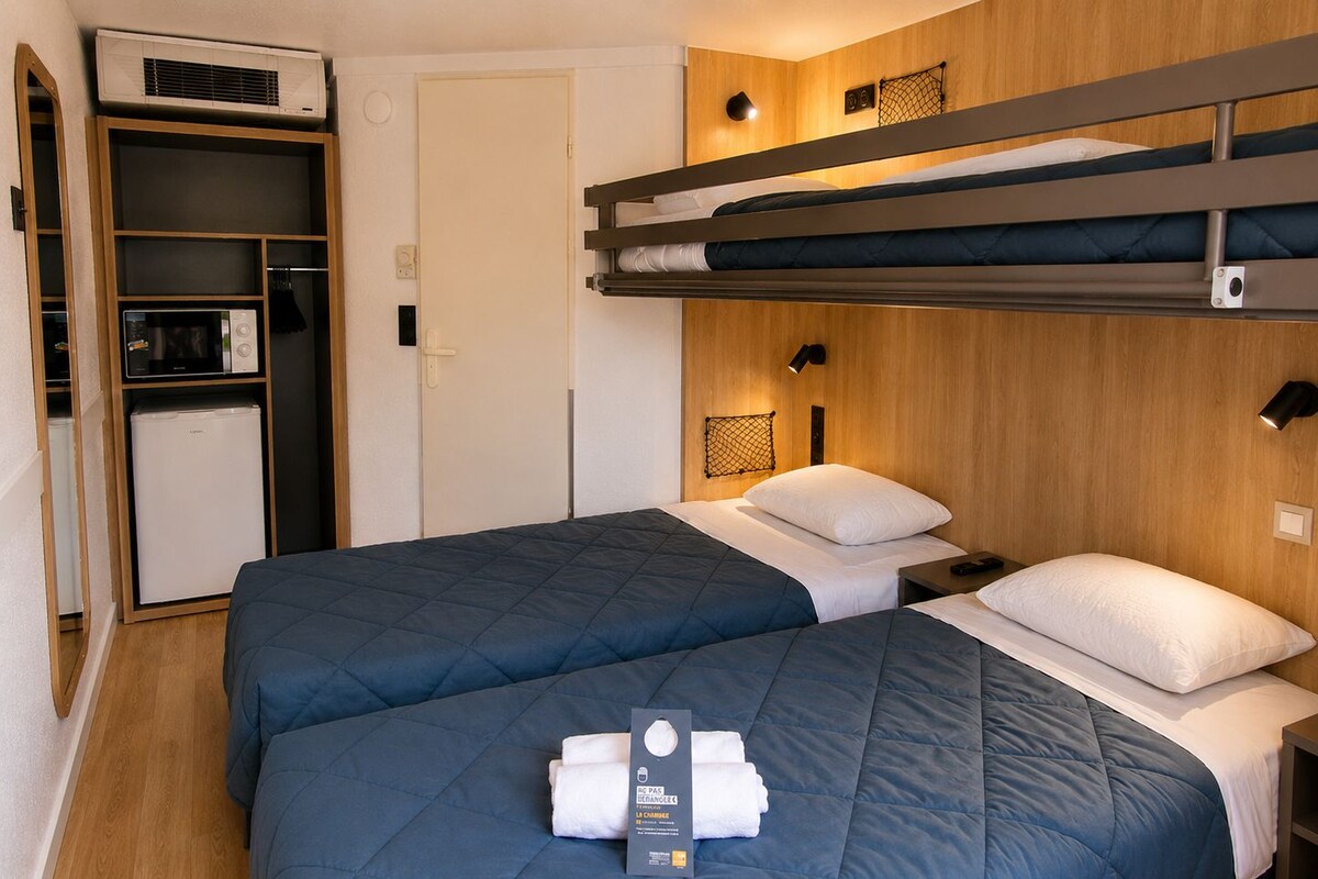 Quarto standard, 3 camas de solteiro | Escrivaninha, cortinas blackout, quartos à prova de som