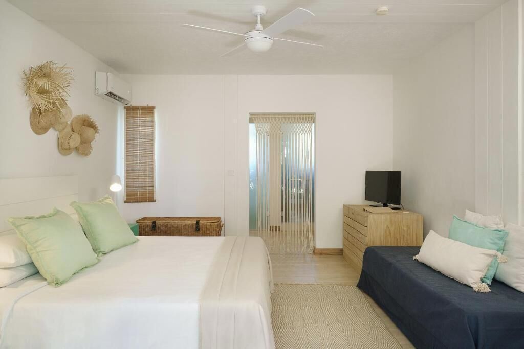 Frigobar, cofres nos quartos, cortinas blackout, berços grátis