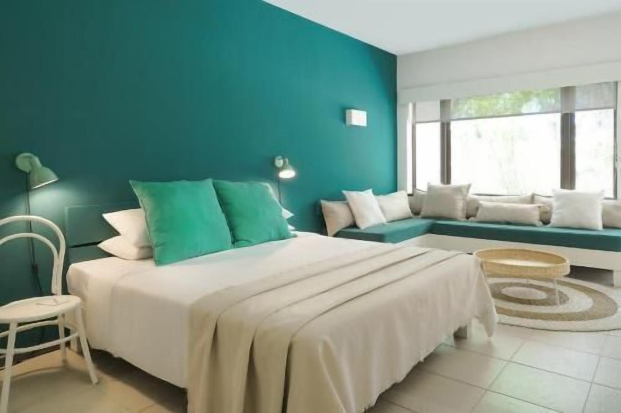 Frigobar, cofres nos quartos, cortinas blackout, berços grátis