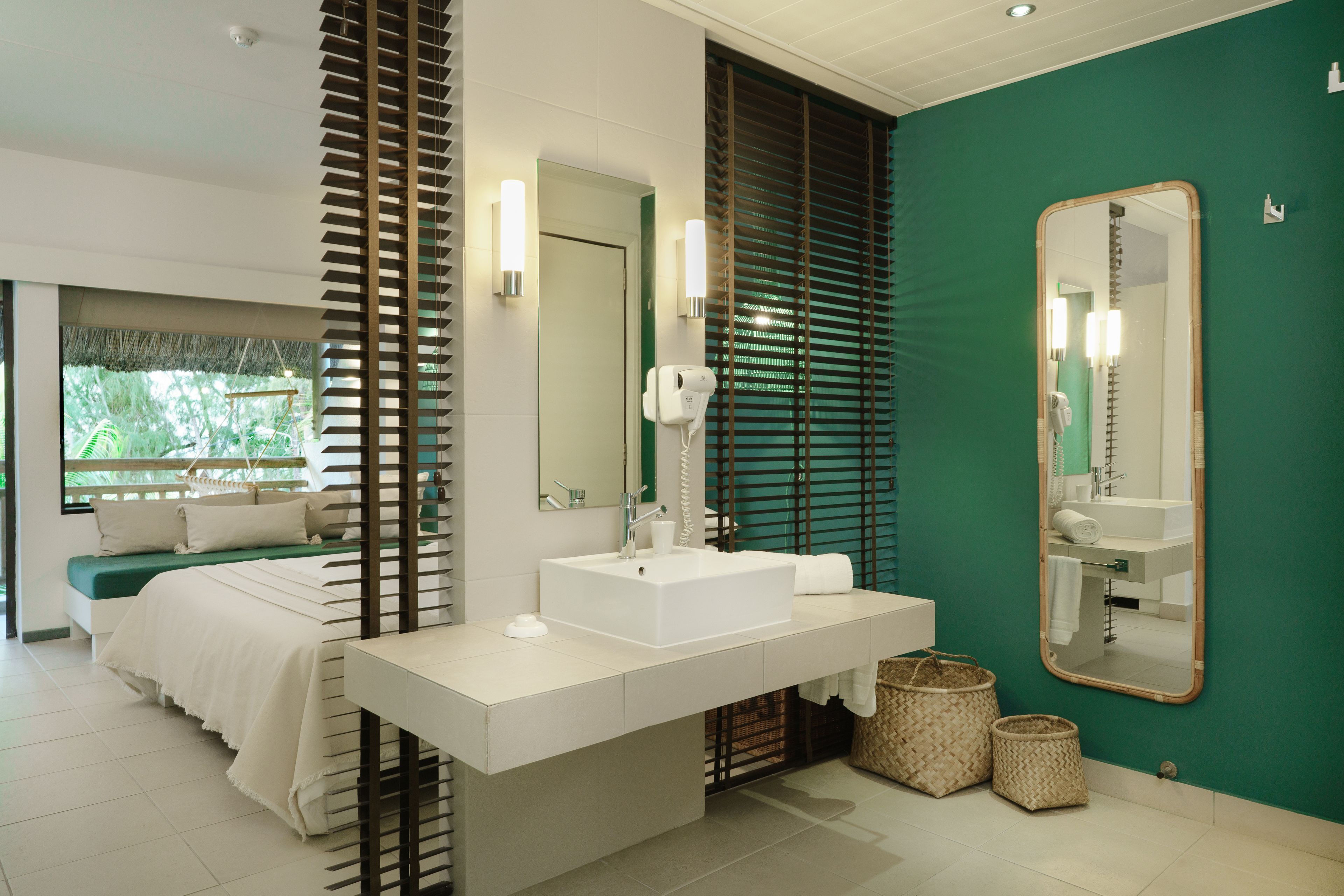 Frigobar, cofres nos quartos, cortinas blackout, berços grátis