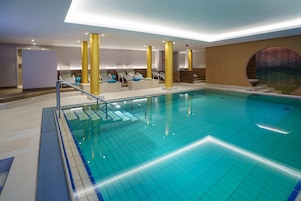 Piscina interior, espreguiçadeiras