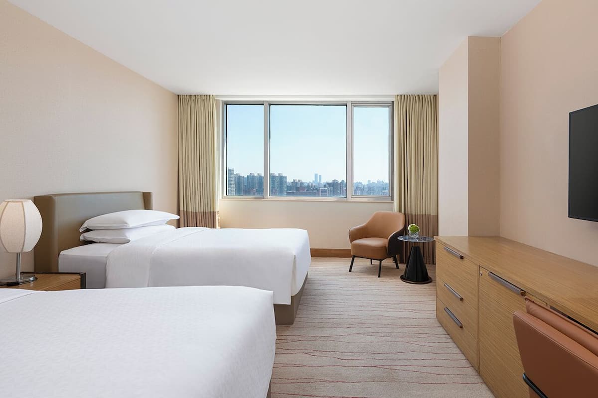 Quarto, 2 camas de casal | Roupa de alta qualidade, minibar, cofre no quarto, secretária
