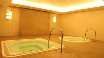 Banheira de hidromassagem interior