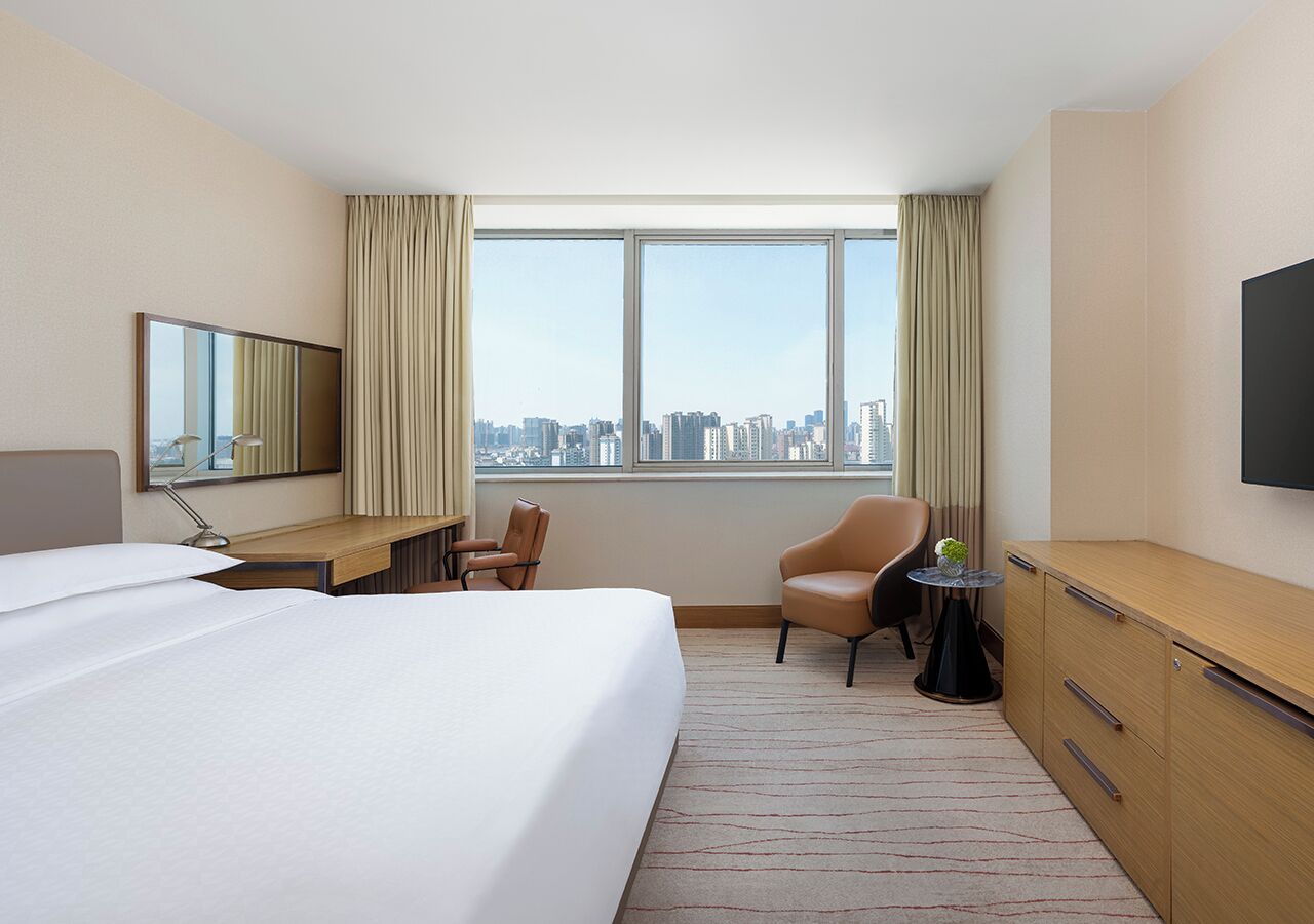 Quarto, 1 cama king-size | Roupa de alta qualidade, minibar, cofre no quarto, secretária 
