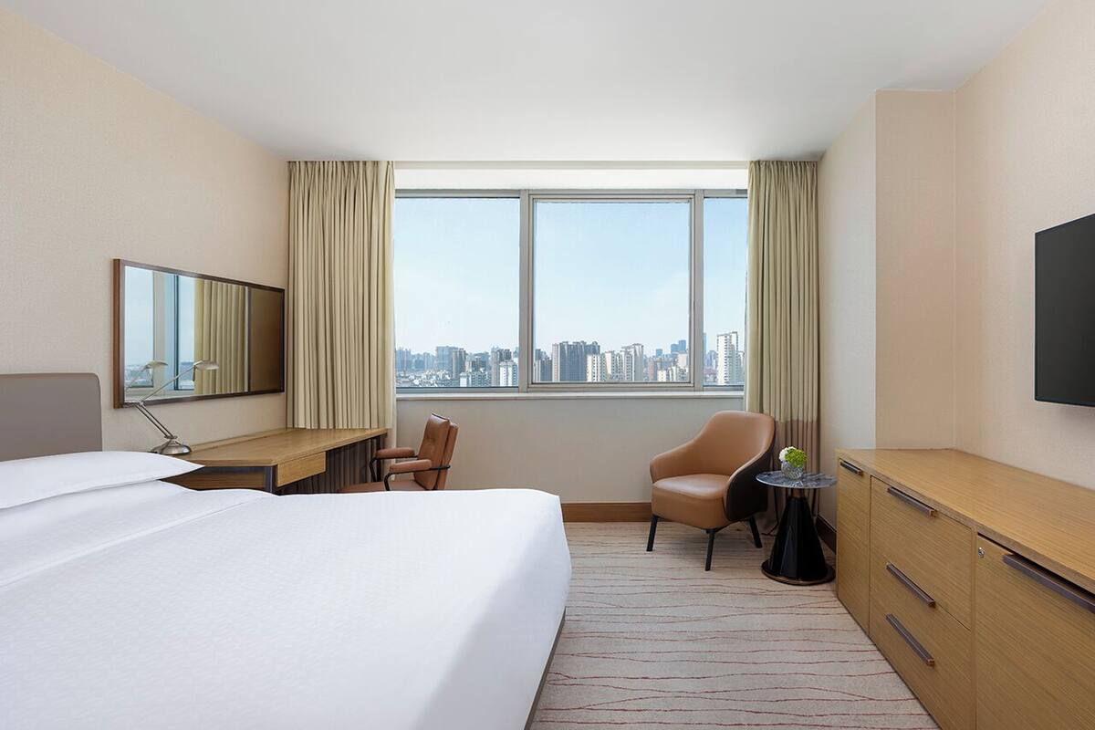 Quarto, 1 cama king-size | Roupa de alta qualidade, minibar, cofre no quarto, secretária