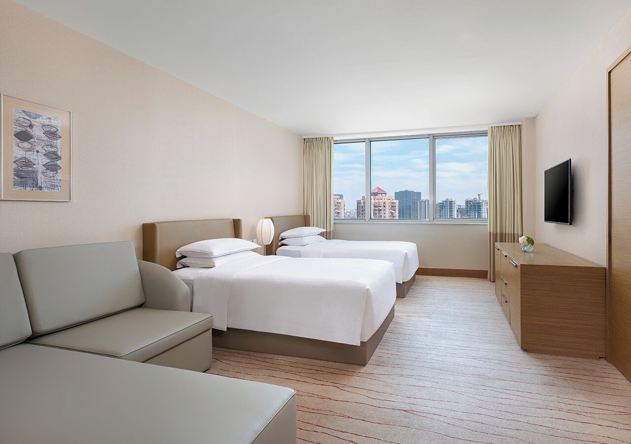Quarto, 2 camas de casal, Vista para a cidade | Roupa de alta qualidade, minibar, cofre no quarto, secretária 