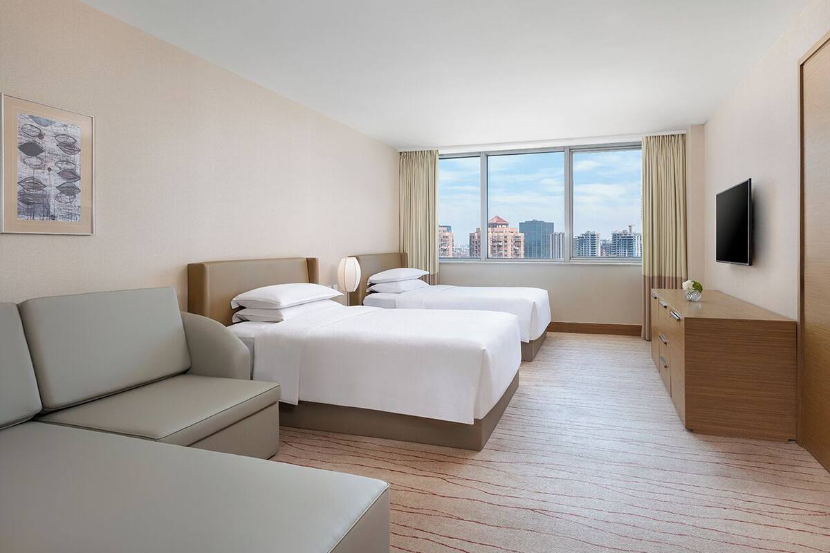 Quarto, 2 camas de casal, Vista para a cidade | Roupa de alta qualidade, minibar, cofre no quarto, secretária