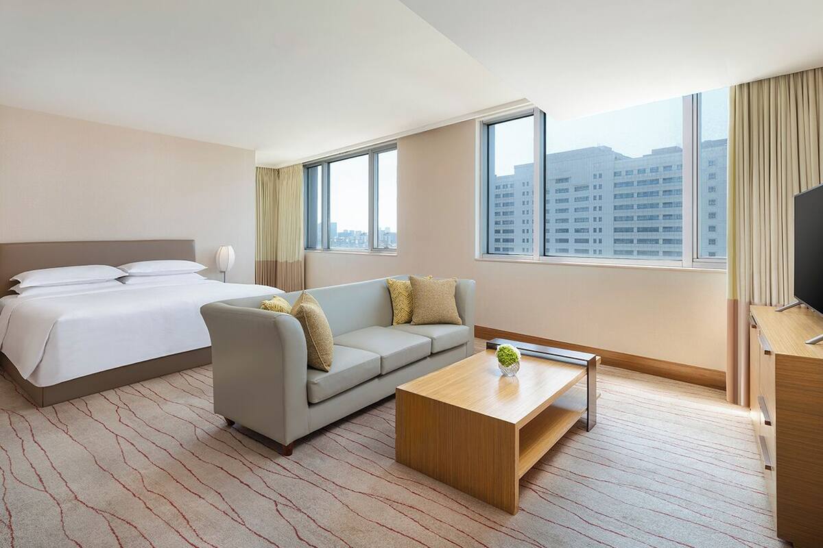 Quarto, 1 cama king-size, Vista para a cidade | Roupa de alta qualidade, minibar, cofre no quarto, secretária