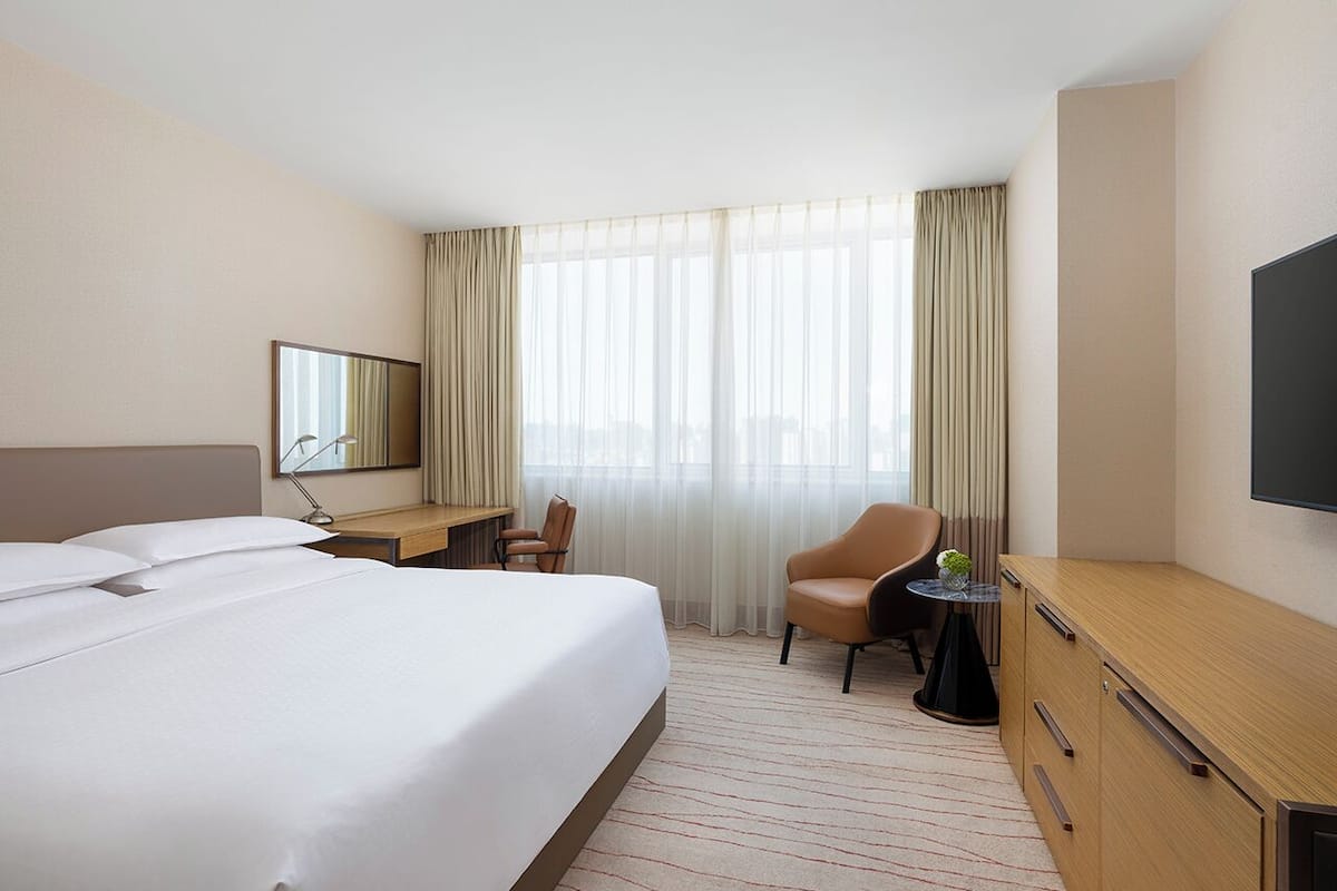 Quarto, 1 cama king-size | Roupa de alta qualidade, minibar, cofre no quarto, secretária