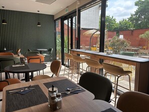 Pequeno-almoço tipo buffet diário (19.00 EUR por pessoa) 