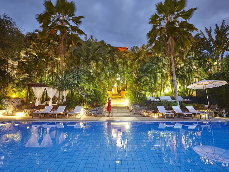 Piscina externa, guarda-sóis, espreguiçadeiras