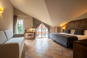 Quarto Quádruplo Superior | Minibar, cofre no quarto, secretária 