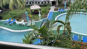 Quarto Deluxe, 1 cama king-size, varanda, vista para a piscina | Vista da varanda