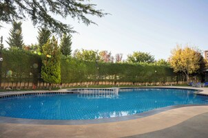 2 piscinas interiores, piscina exterior sazonal 