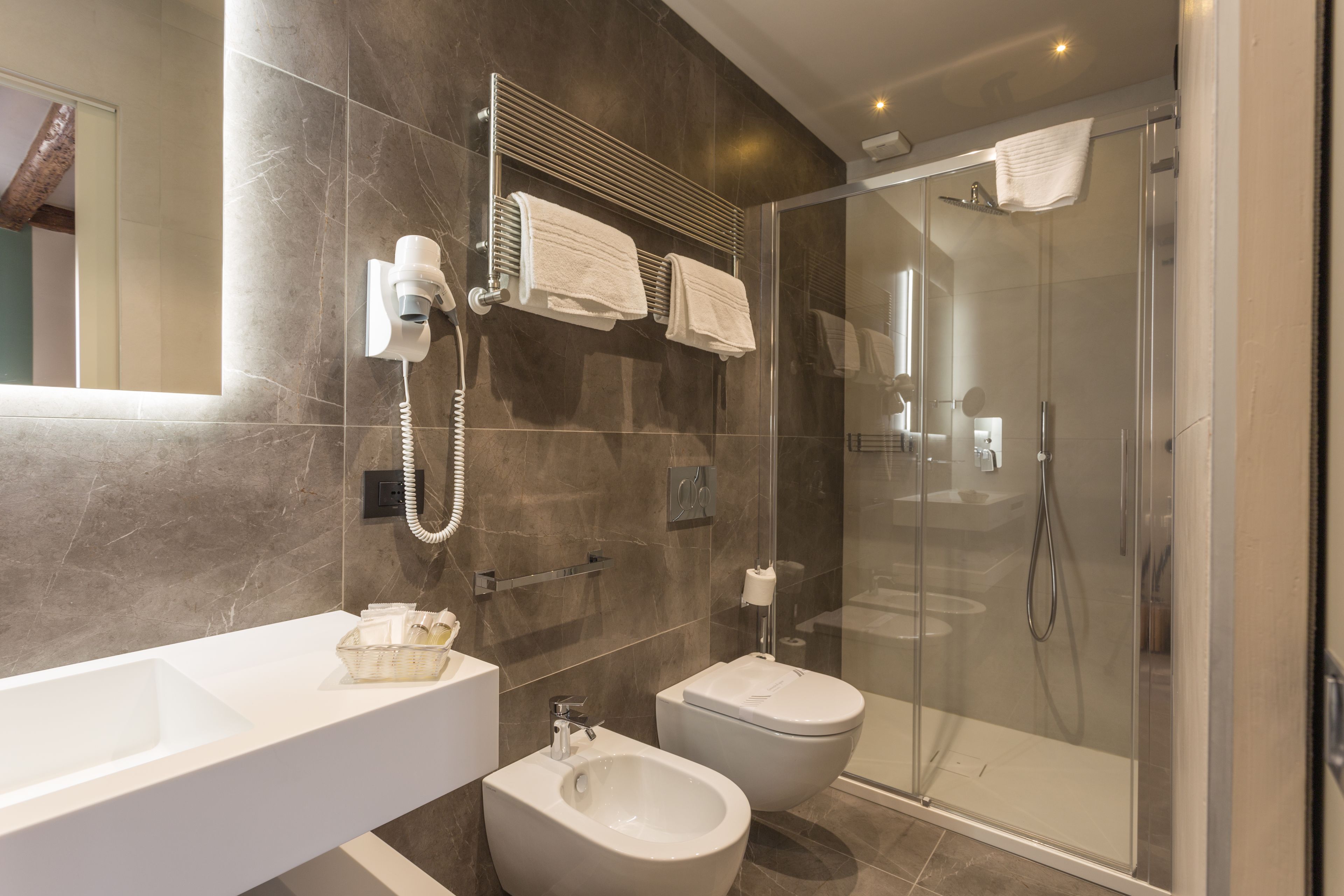 Apartamento, 1 quarto, em edifício anexo (Canaletto) | Banheiro | Chuveiro, produtos de toalete grátis, secador de cabelo, bidê