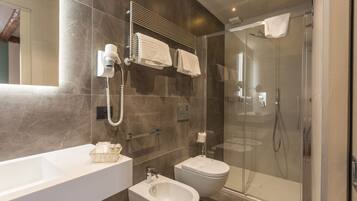 Apartamento, 1 quarto, em edifício anexo (Canaletto) | Banheiro | Chuveiro, produtos de toalete grátis, secador de cabelo, bidê