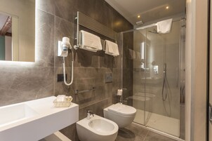 Apartamento, 1 quarto, no edifício anexo (Canaletto) | Casa de banho | Um polibã, artigos de higiene pessoal grátis, um secador de cabelo 