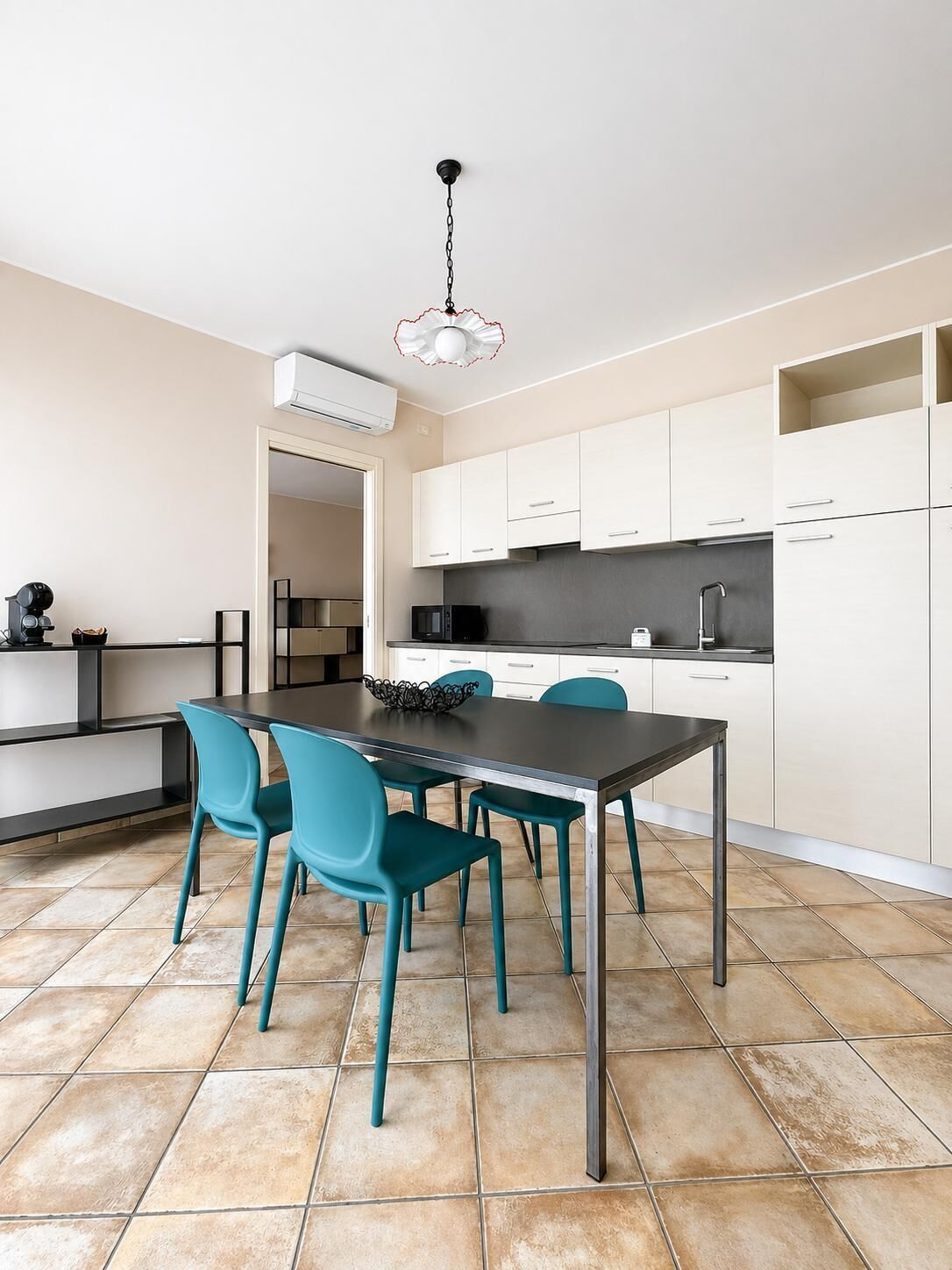 Apartamento, varanda, vista para o jardim | Cozinha privada | Um frigorífico, um micro-ondas, uma placa de cozinha 