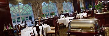 2 restaurantes: opção de café da manhã, almoço e jantar