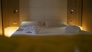 Suite | Minibar, cofre no quarto, cortinas/cortinados opacos 
