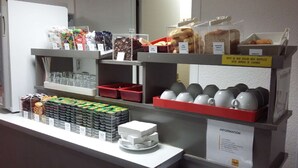 Uma estação de autoatendimento com diversos alimentos, temperos e utensílios.