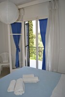 Quarto Duplo ou Twin Standard | Com mobília individualizada, cortinas/cortinados opacos 
