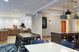 Café da manhã continental grátis todos os dias