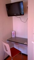 Quarto Standard, 1 cama de casal | Secretária, cortinas/cortinados opacos, Wi-fi grátis
