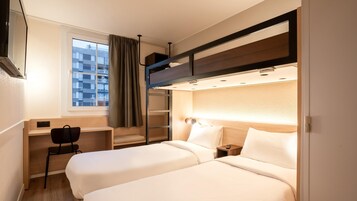 Quarto standard, várias camas | Escrivaninha, espaço de trabalho para notebook, cortinas blackout