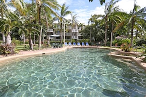 Piscina exterior, guarda-sóis, espreguiçadeiras