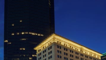 Fachada do alojamento (tarde/noite)