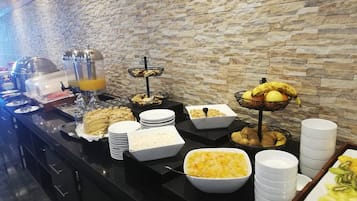 Café da manhã com buffet grátis todos os dias