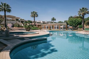 Piscina interior, piscina exterior, guarda-sóis, espreguiçadeiras 