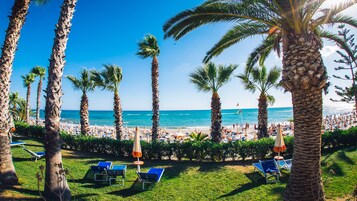 Uma praia privada, espreguiçadeiras, guarda-sóis de praia 