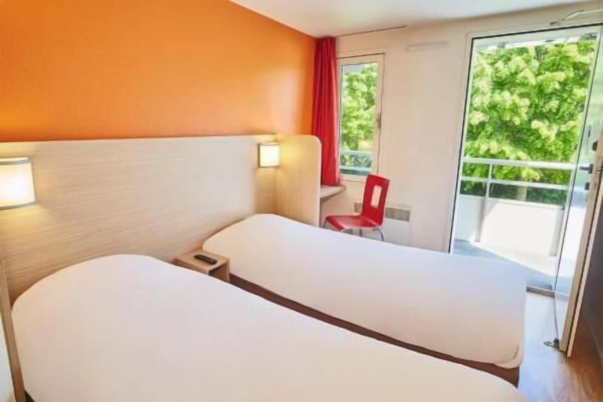 Camas com colchões pillow-top, escrivaninha