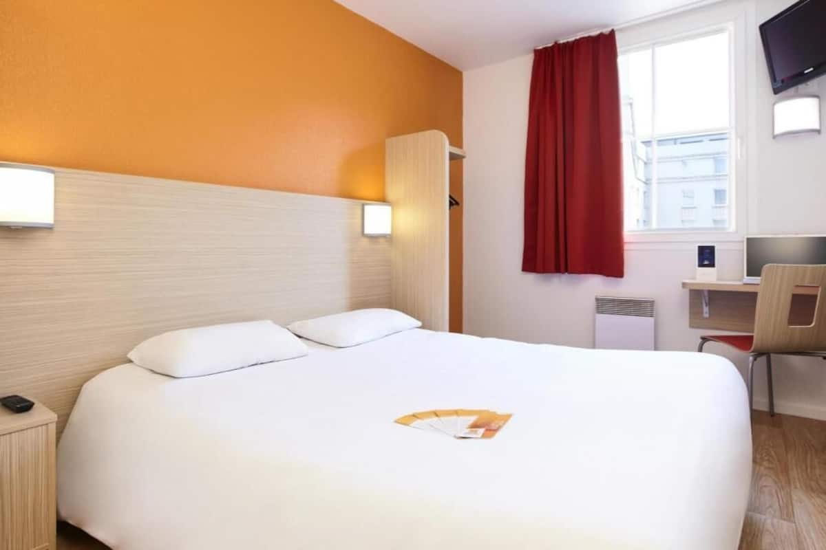 Camas com colchões pillow-top, escrivaninha