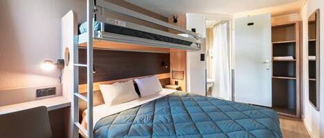 Roupas de cama premium, escrivaninha, cortinas blackout, berços grátis