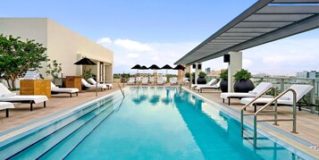 Piscina externa, guarda-sóis, espreguiçadeiras