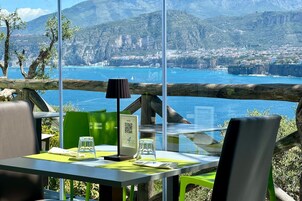 Serviço de café da manhã, culinária mediterrânea, vistas para o mar 