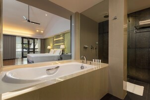 Deluxe Room | Minibar, cofre no quarto, com mobília individualizada, secretária 