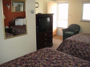 Quarto Standard, 1 cama king-size, frigorífico e micro-ondas | Sala de estar | TV de ecrã plano 