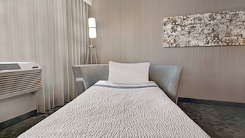 Roupas de cama antialérgicas, escrivaninha, quartos à prova de som