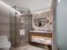 Quarto luxo | Banheiro | Secador de cabelo, roupões de banho, chinelos, toalhas de banho