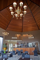 Serviço de café da manhã e jantar, vistas para a piscina 