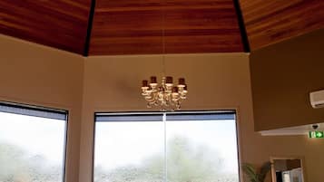 Serviço de café da manhã e jantar, vistas para a piscina