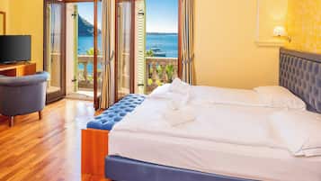 Family Room, Balcony, Lake View | Minibar, cofre no quarto, secretária, roupa de cama fornecida