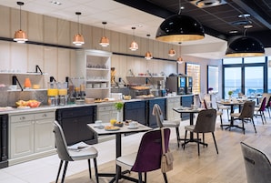 Café da manhã com buffet todos os dias mediante uma taxa